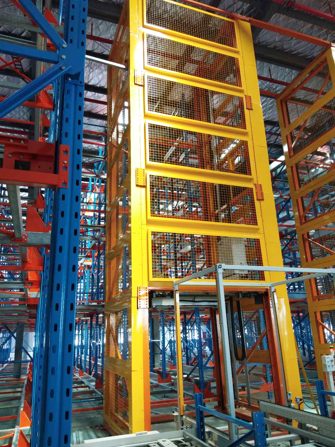 托盘四向提升机-上海甲佳智能科技有限公司-中国工业4.0领军企业；中国新基建重要参与者